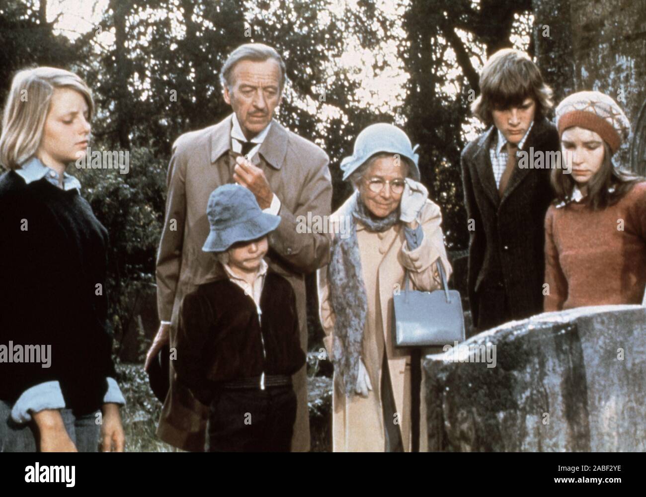 CANDLESHOE, from left: Jodie Foster, David Niven, David Samuels, Helen ...