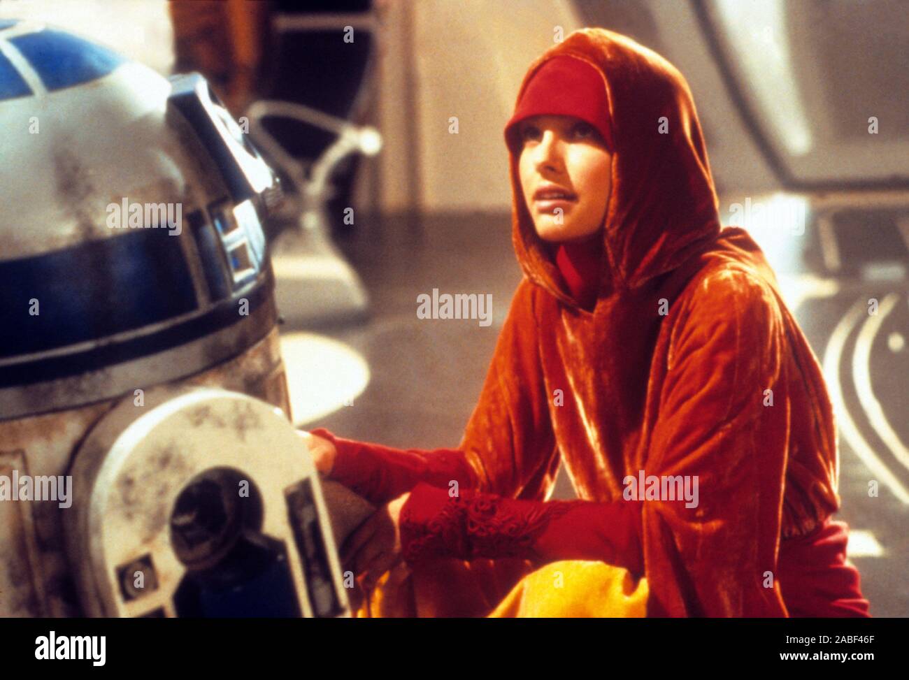 STAR WARS: EPISODE I-THE PHANTOM MENACE, l-r: R2D2, Natalie Portman ...