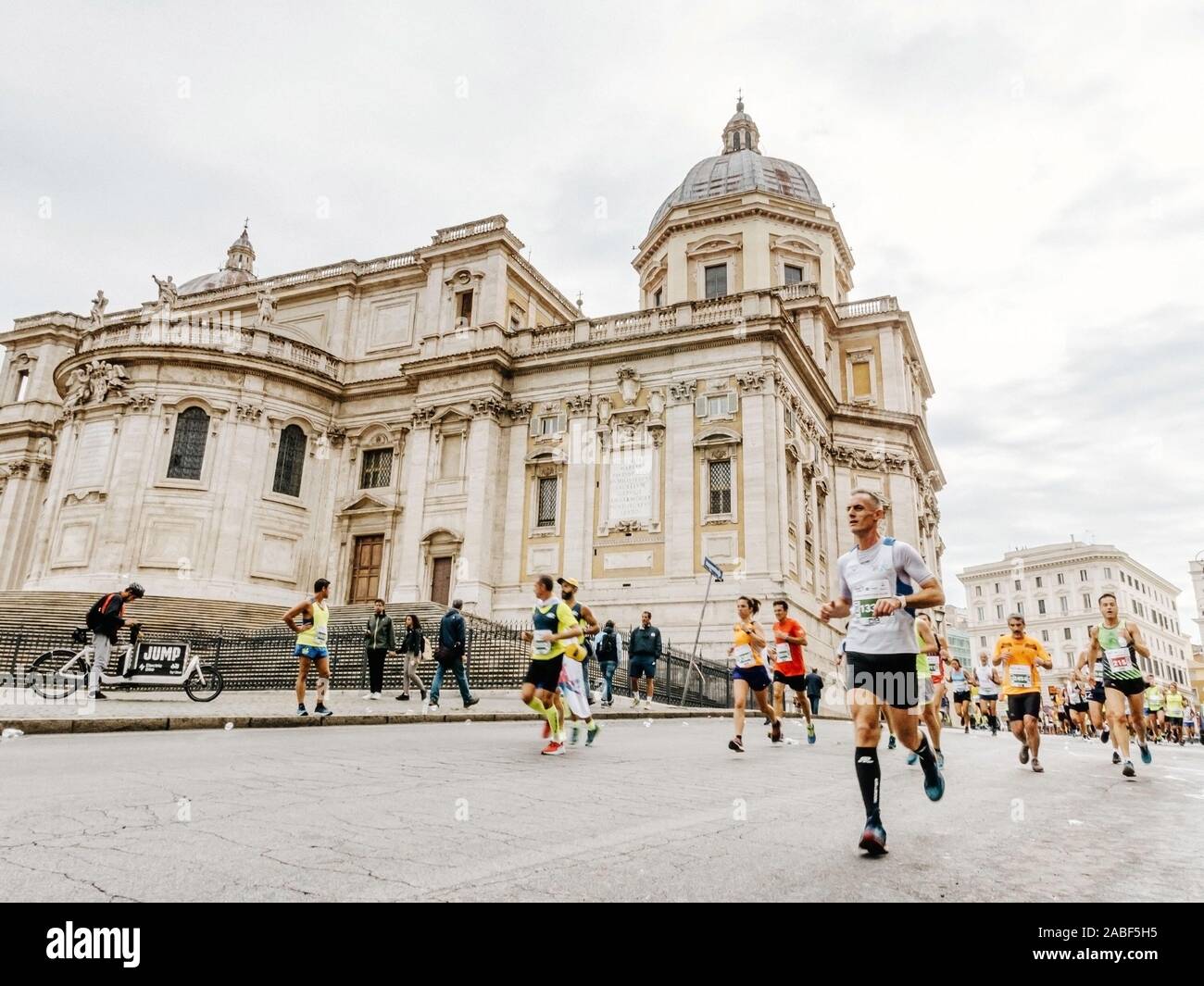 Group of runners hi-res stock photography and images - Alamy