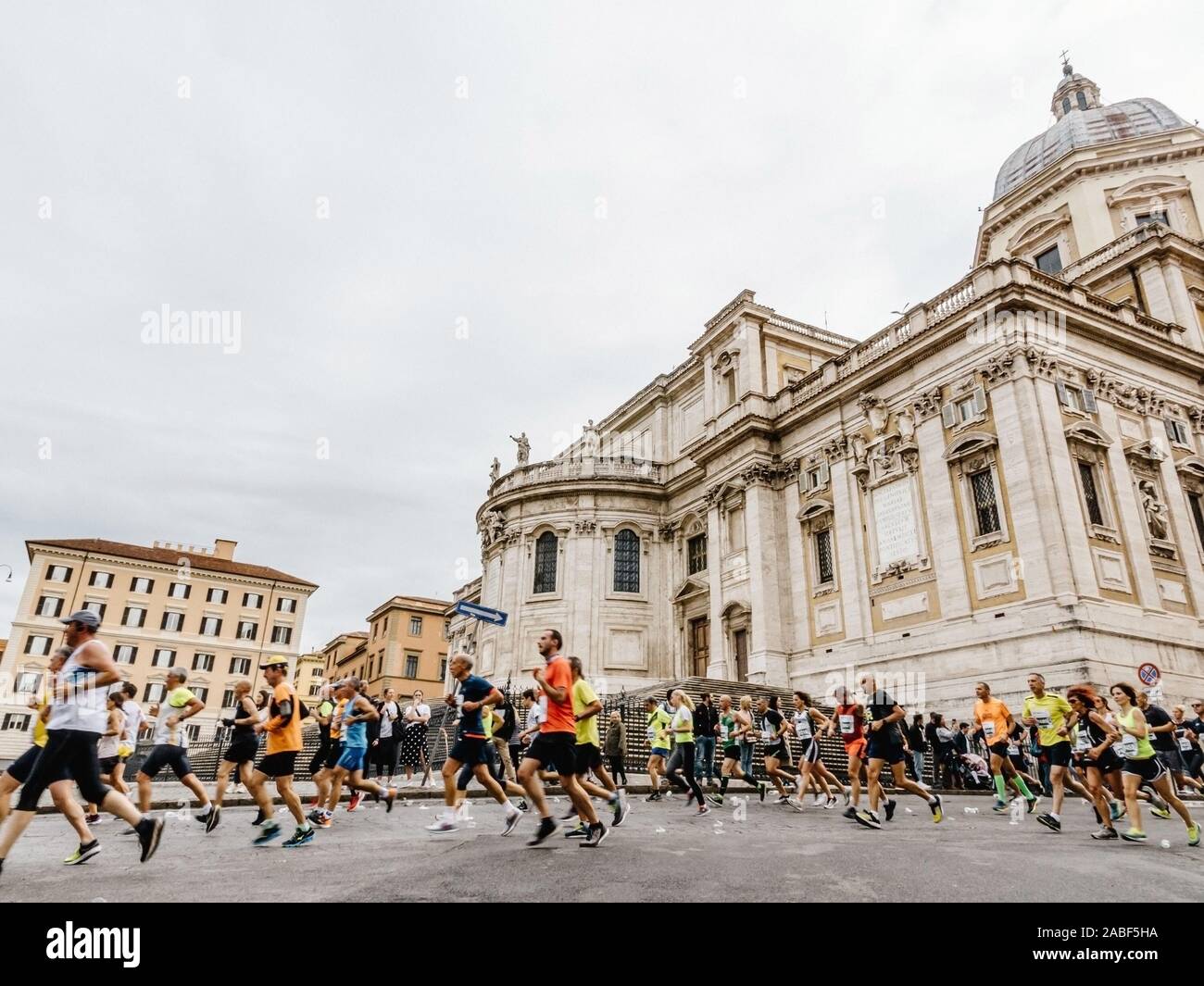 Group of runners hi-res stock photography and images - Alamy