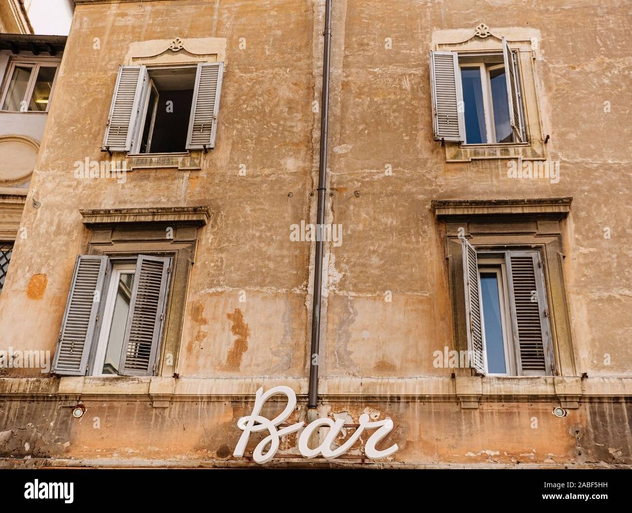 City wall bar hi-res stock photography and images - Alamy