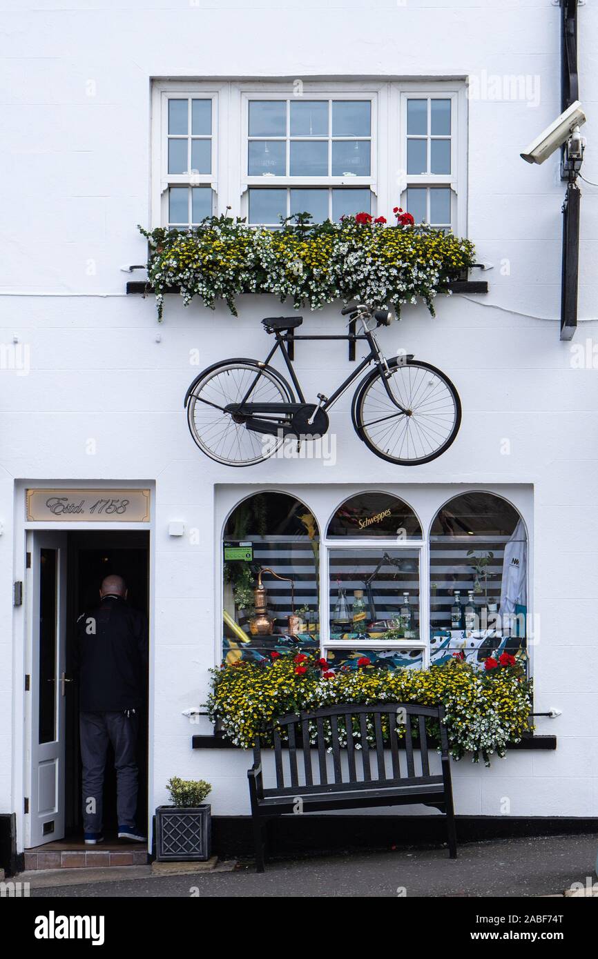 Old shop front ireland hi-res stock photography and images - Alamy