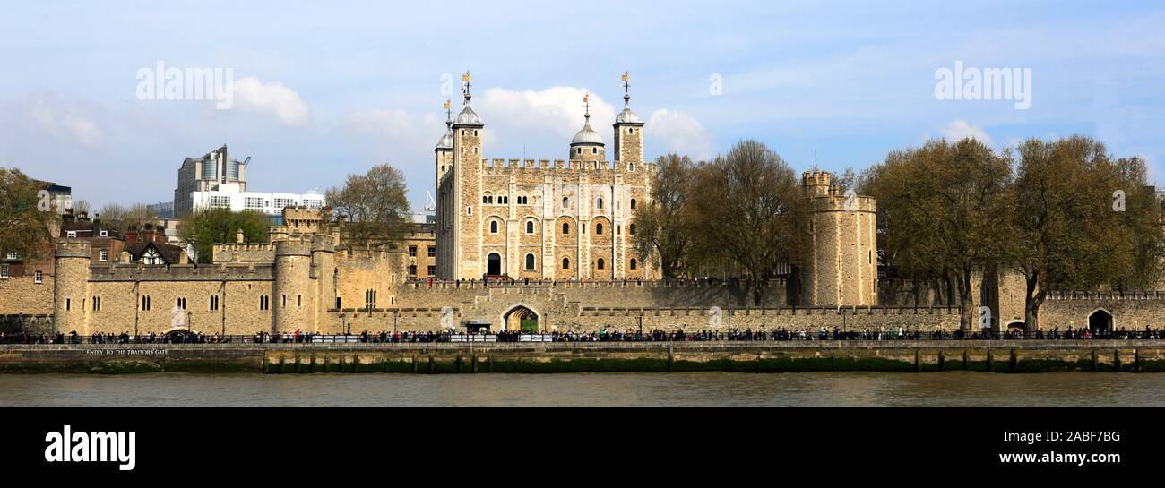 The walls and grounds of the Tower of London, North Bank river Thames ...