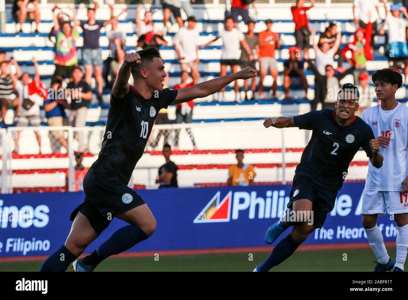 Manila, Philippines. 27th Nov, 2019. Justin Baas (L) of the Philippines ...