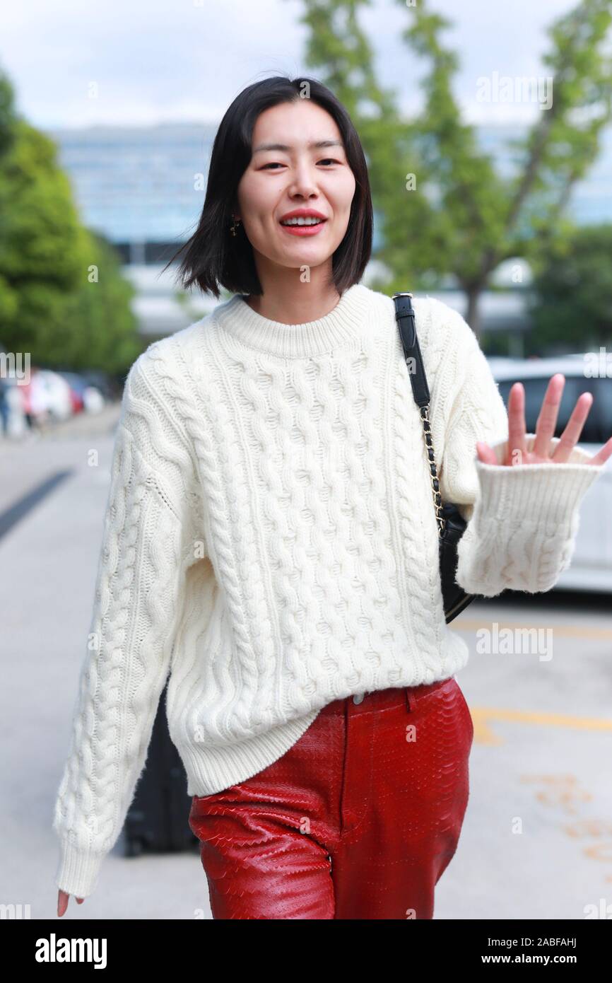 Chinese supermodel Liu Wen shows up at a Beijing airport before ...