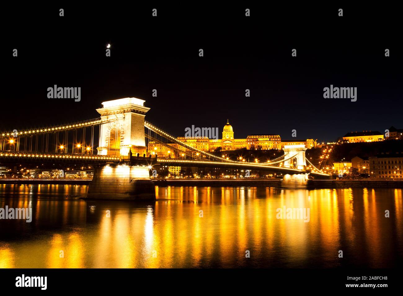 Chain bridge red hi-res stock photography and images - Alamy