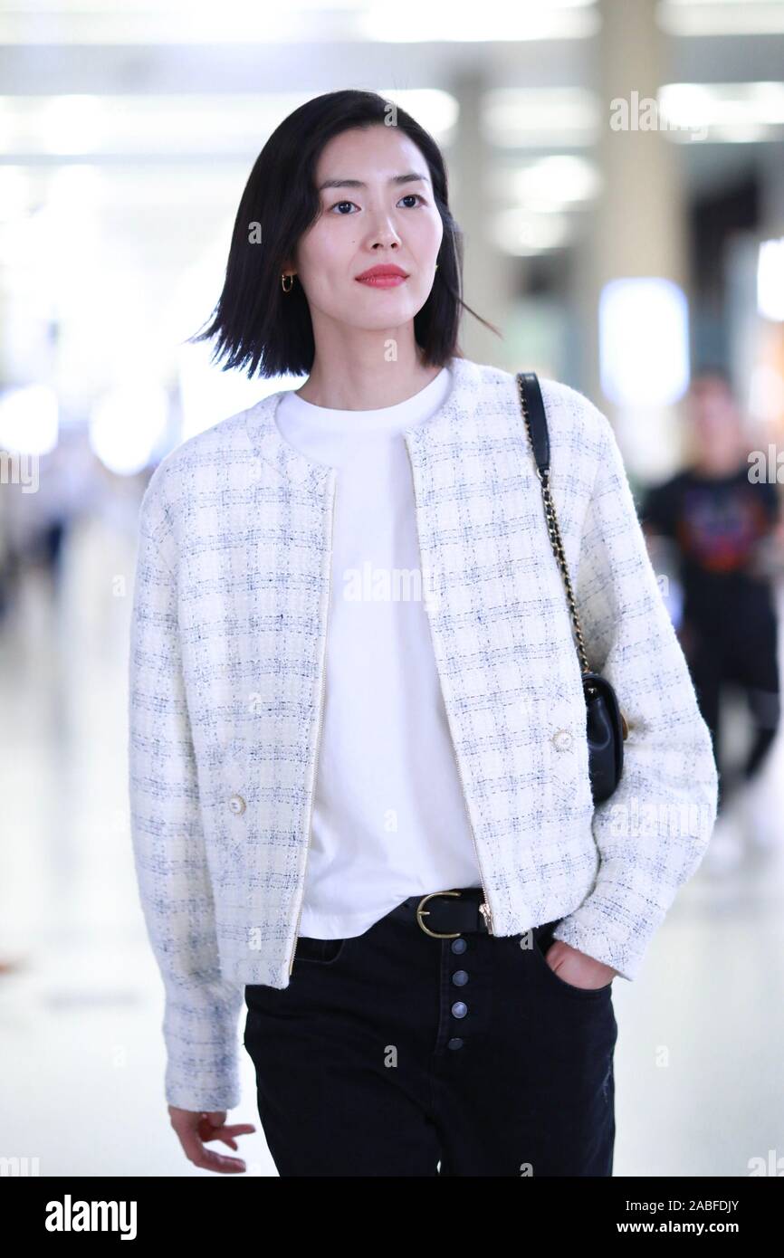 Chinese super model Liu Wen shows up at Shanghai Hongqiao Airport ...