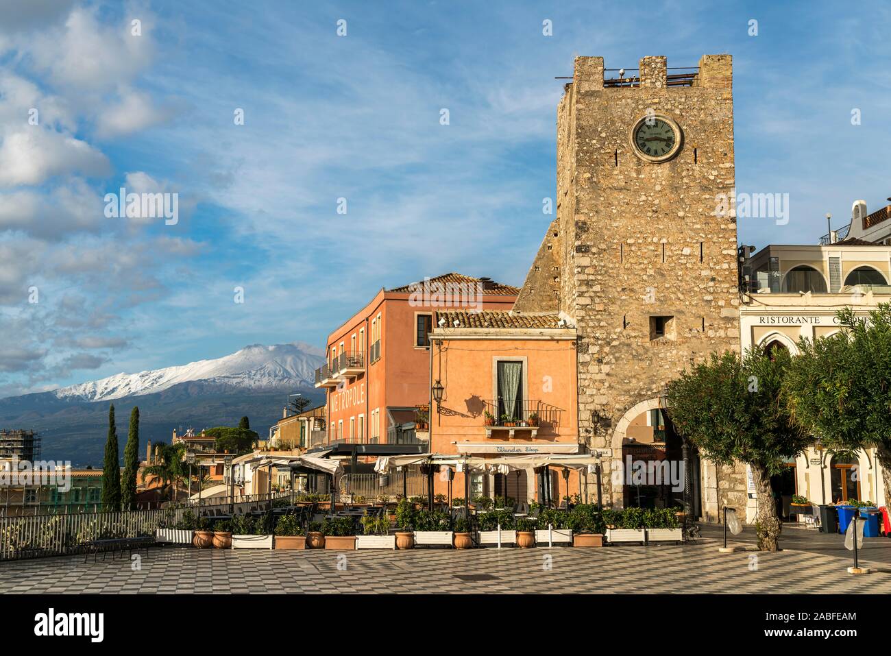 Der Platz Piazza IX Aprile, Turm Torre dell’Orologio und er Ätna ...