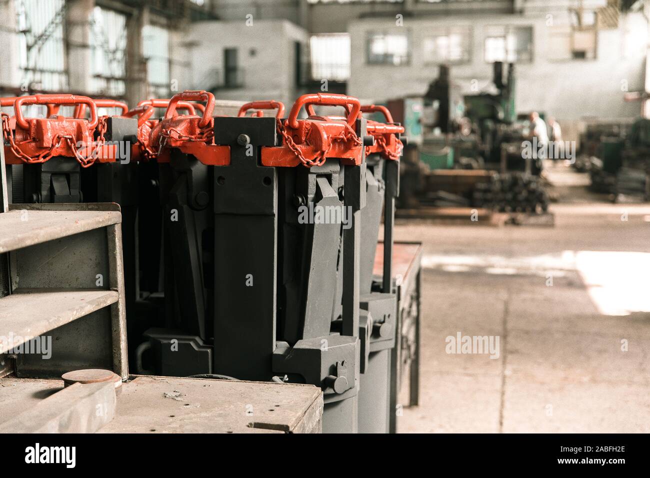 Empty industrial hall machines hi-res stock photography and images - Alamy