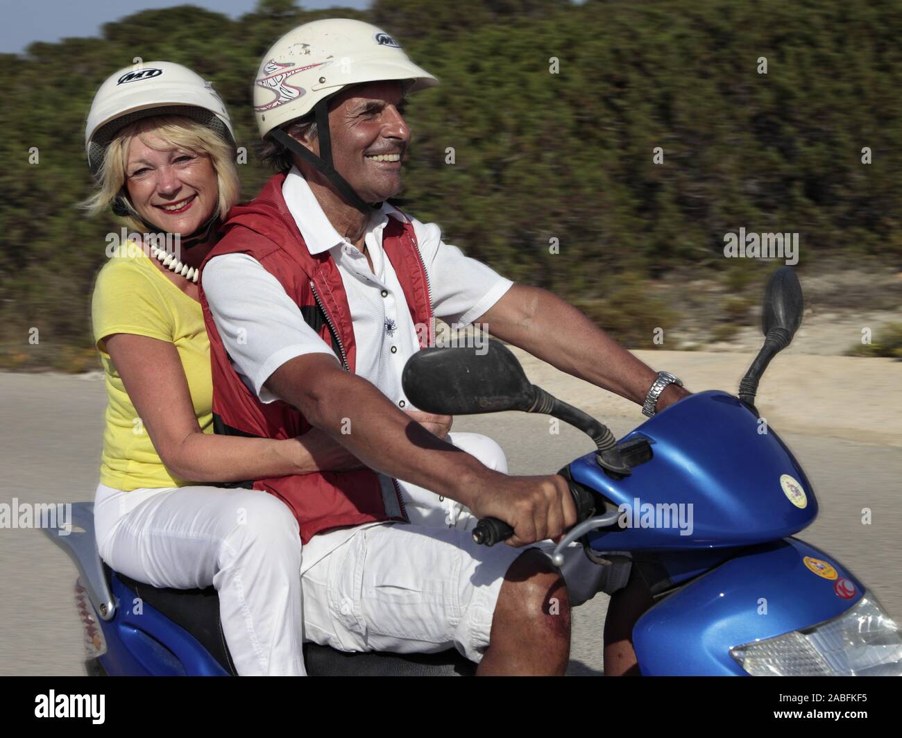 Seniorenpaar auf Motorroller im Urlaub Stock Photo - Alamy