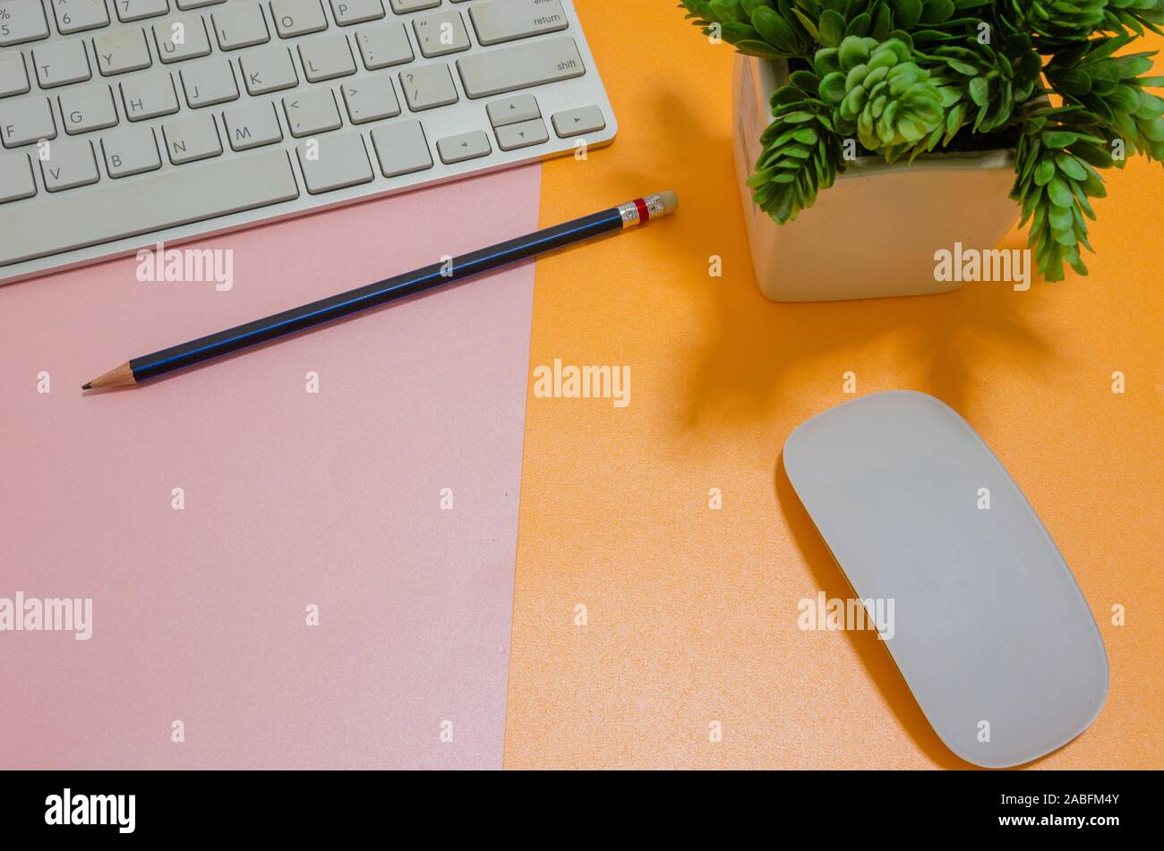 Pink computer mouse hi-res stock photography and images - Alamy