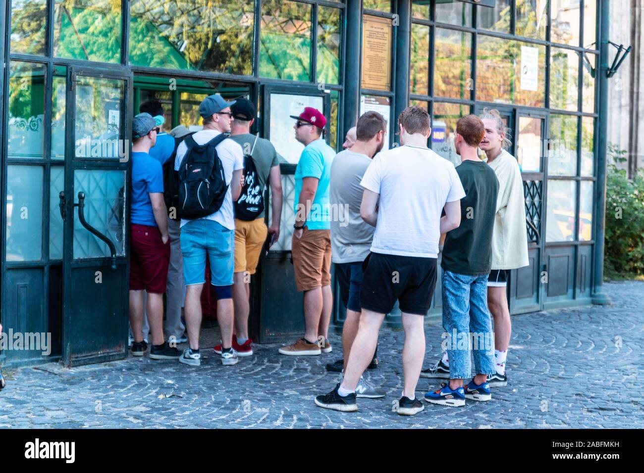 Queue in front of ticket counter hi-res stock photography and images ...