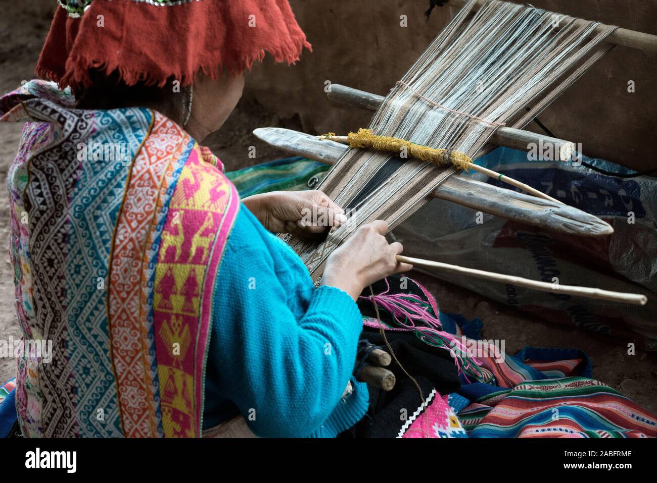 Peruvian Woman Weaving Cloth On A Hand Loom Stock Photo - Alamy