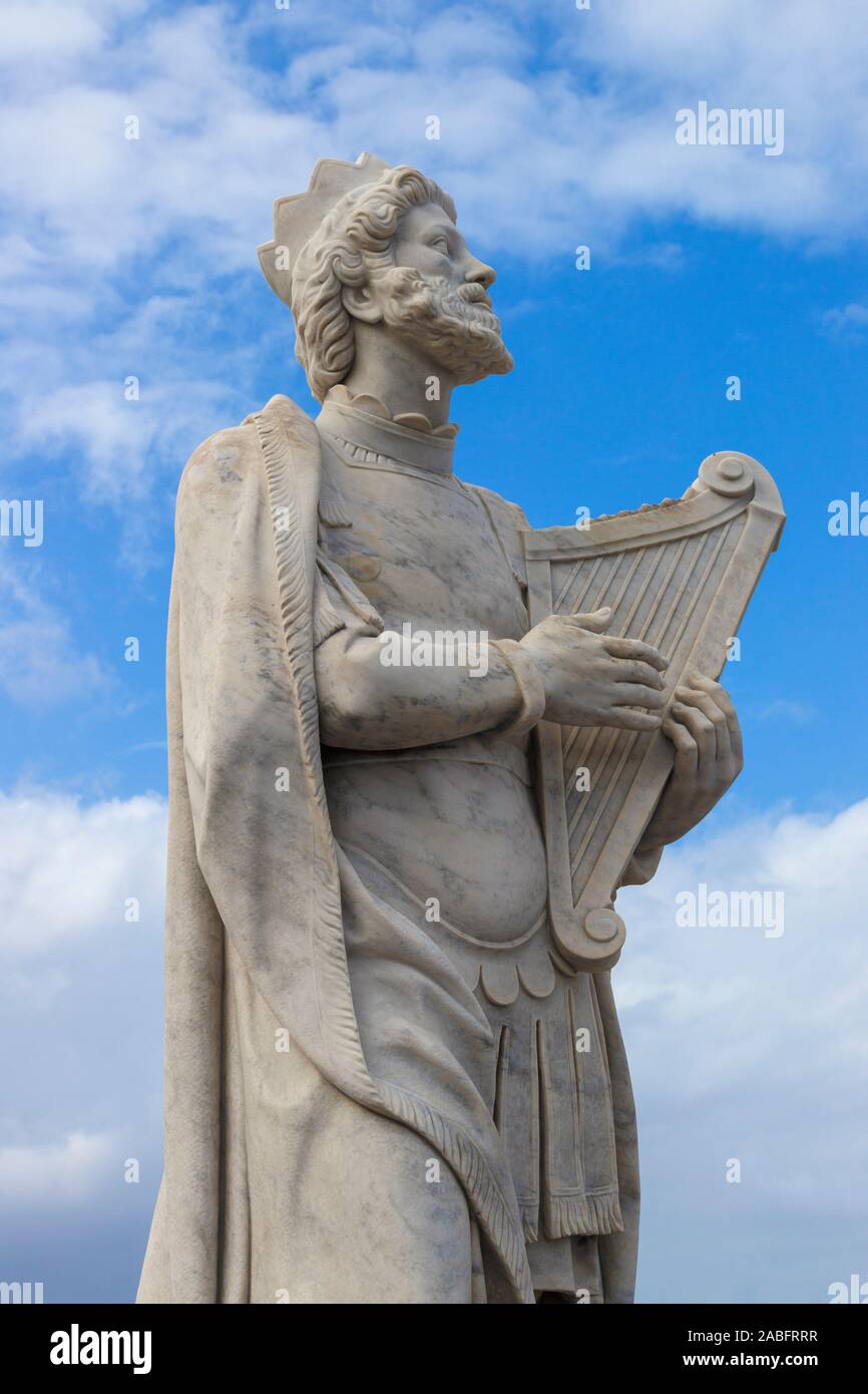 Harp sculpture hi-res stock photography and images - Alamy