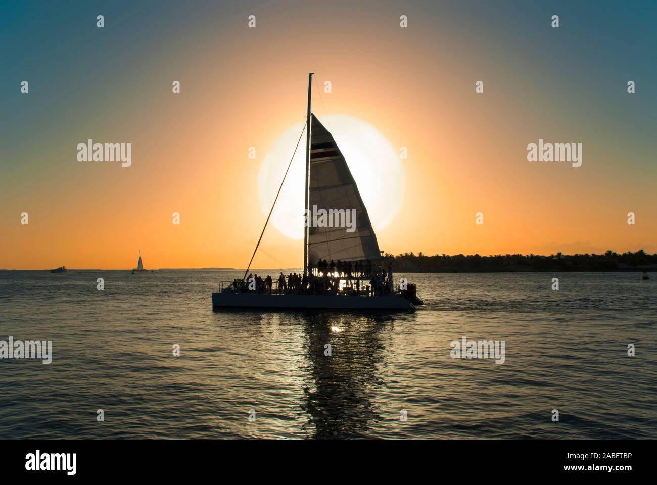 Sailing yacht sunset gulf hi-res stock photography and images - Alamy