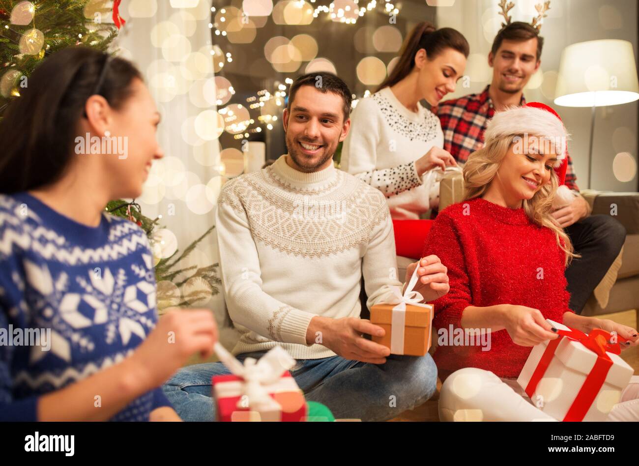 Family christmas presents tree opening hi-res stock photography and ...