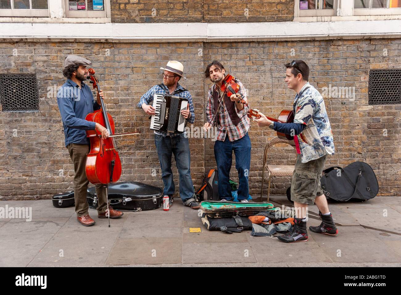 Buskers hi-res stock photography and images - Alamy