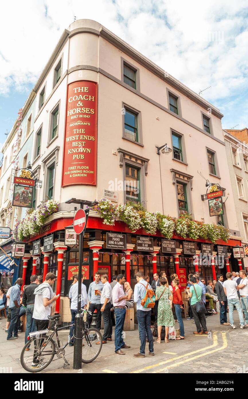 Coach and horses pubs hi-res stock photography and images - Alamy