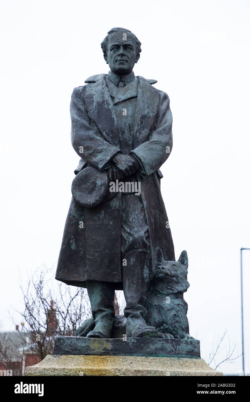 Scott Memorial, the statue of Robert Falcon Scott, in Portsmouth ...