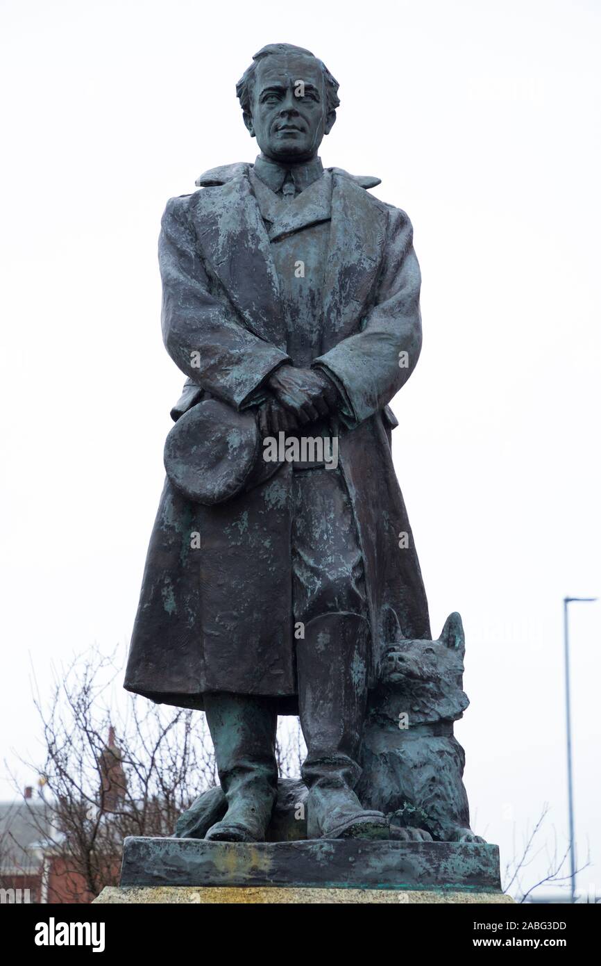 Scott Memorial, the statue of Robert Falcon Scott, in Portsmouth ...