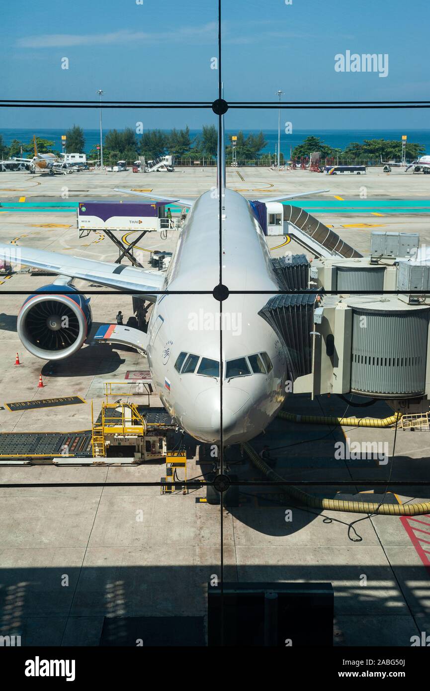 Boeing 777 aircraft window hi-res stock photography and images - Alamy