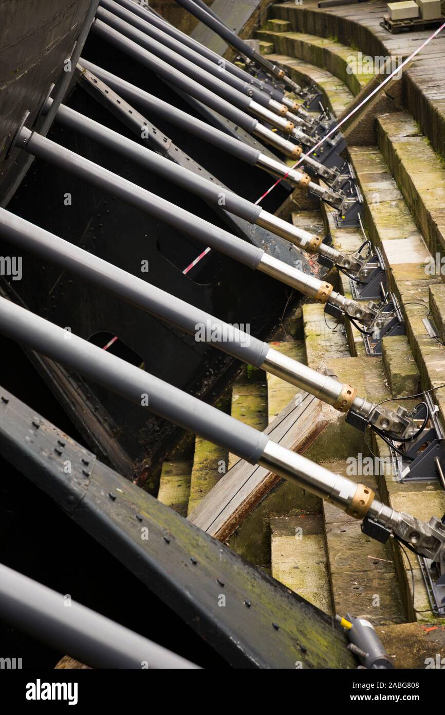 Ships cradle hi-res stock photography and images - Alamy