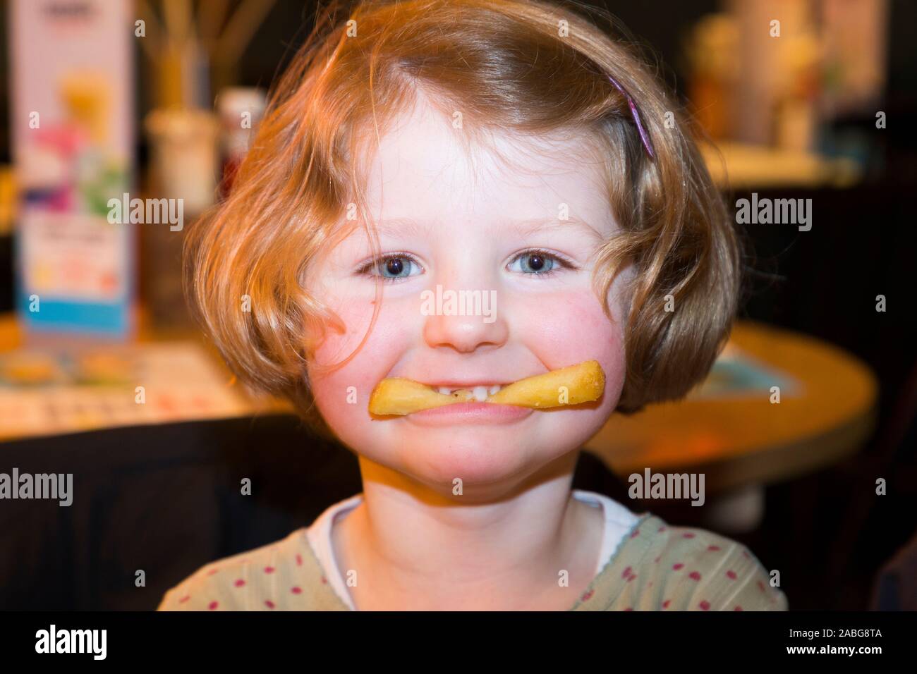 Fat girl eating chips hi-res stock photography and images - Alamy