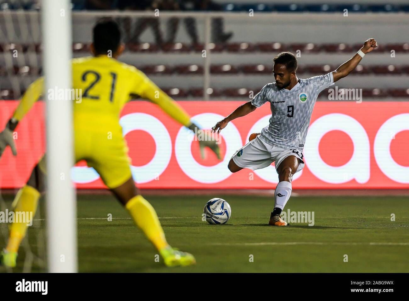 Manila, Philippines. 27th Nov, 2019. Edit Savio (R) of Timor-Leste goes ...