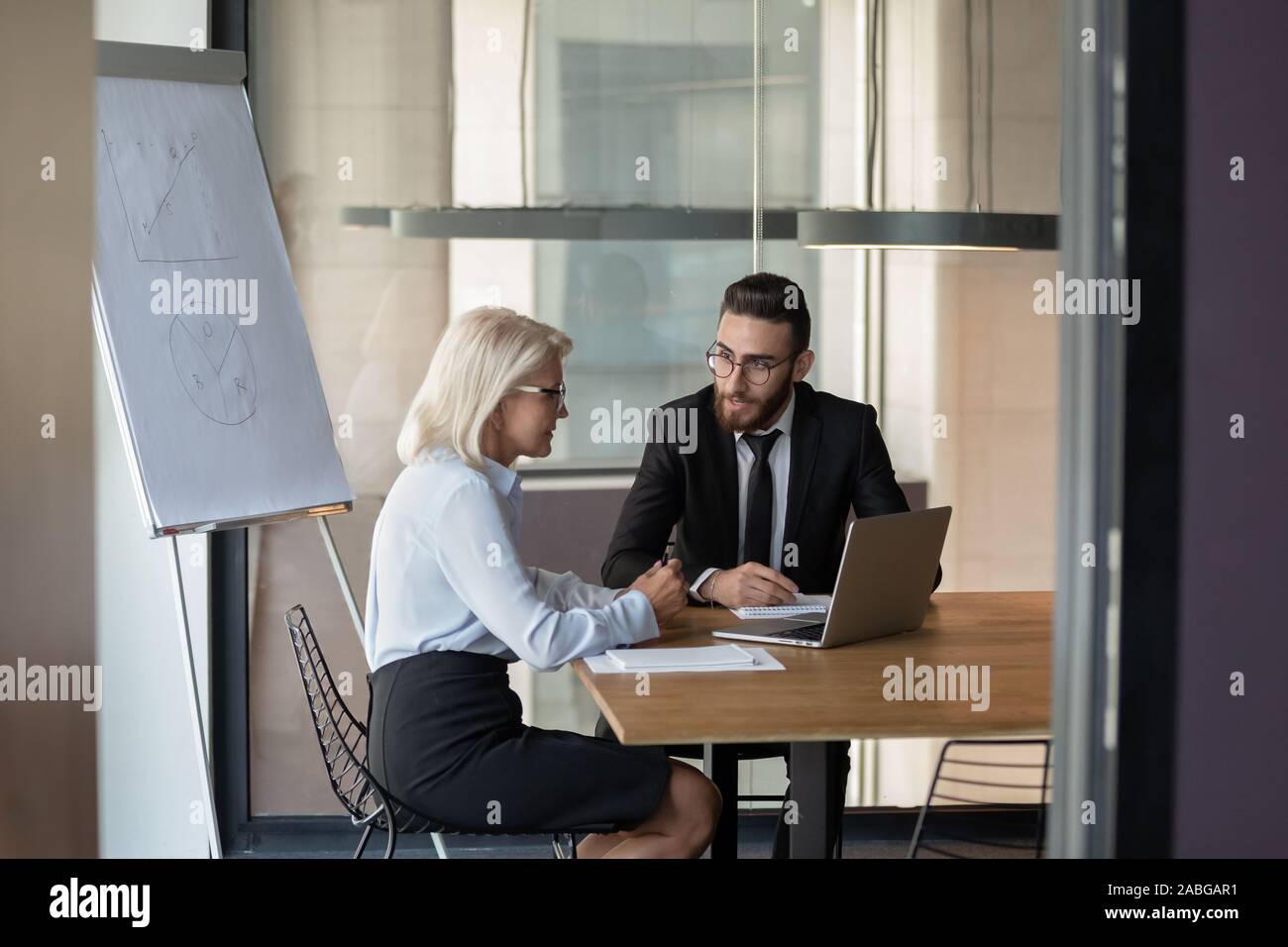Employees talk hi-res stock photography and images - Alamy