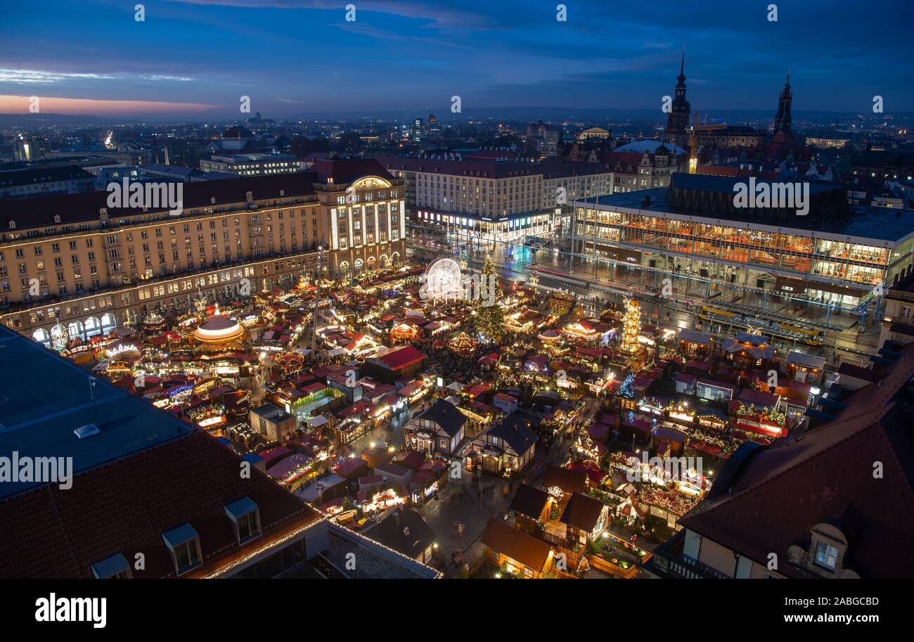 Dresdner striezelmarkt hi-res stock photography and images - Alamy