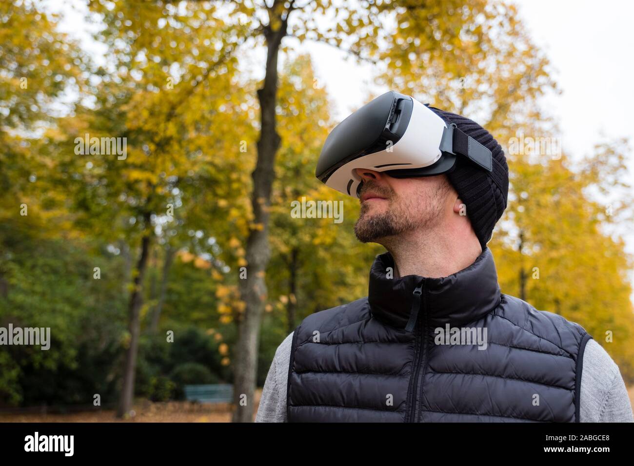 Man wearing VR virtual reality headset Stock Photo - Alamy