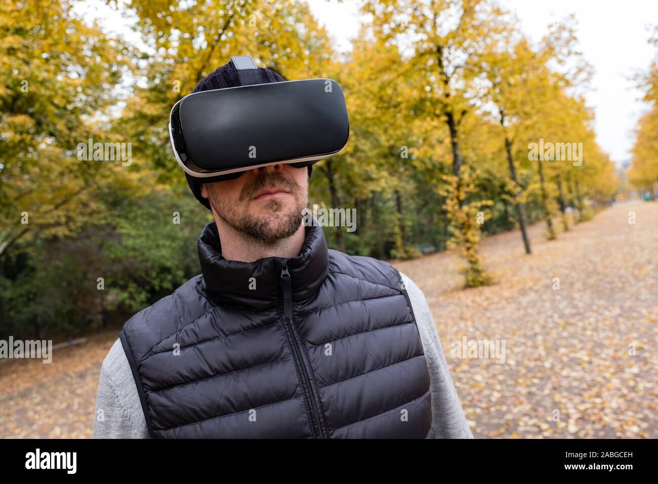 Man wearing VR virtual reality headset Stock Photo - Alamy