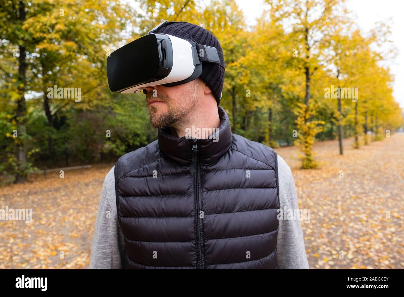 Man wearing VR virtual reality headset Stock Photo - Alamy