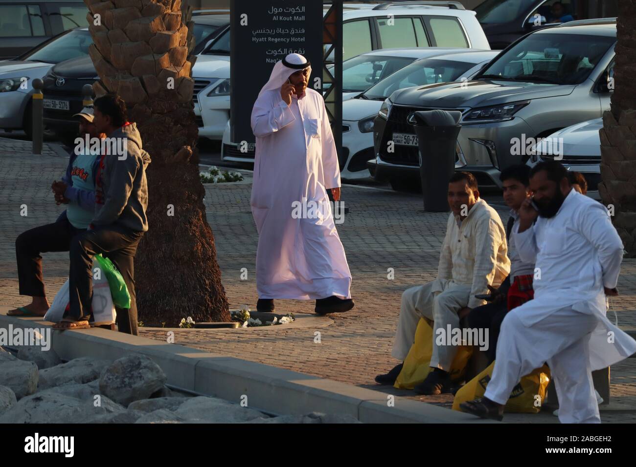 White dishdasha hi-res stock photography and images - Alamy