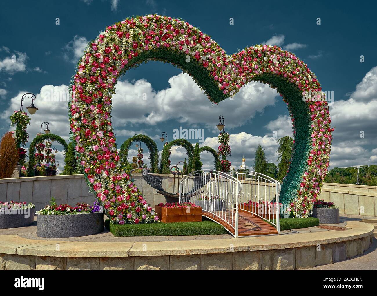 Wedding arch flowers lights hi-res stock photography and images - Alamy