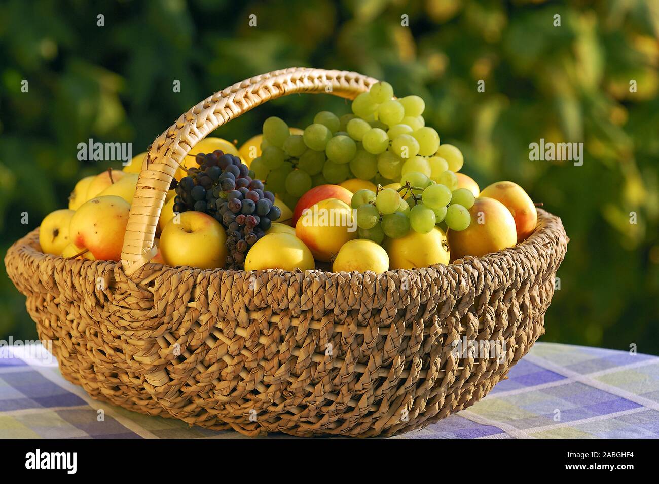 Essen korb hi-res stock photography and images - Alamy