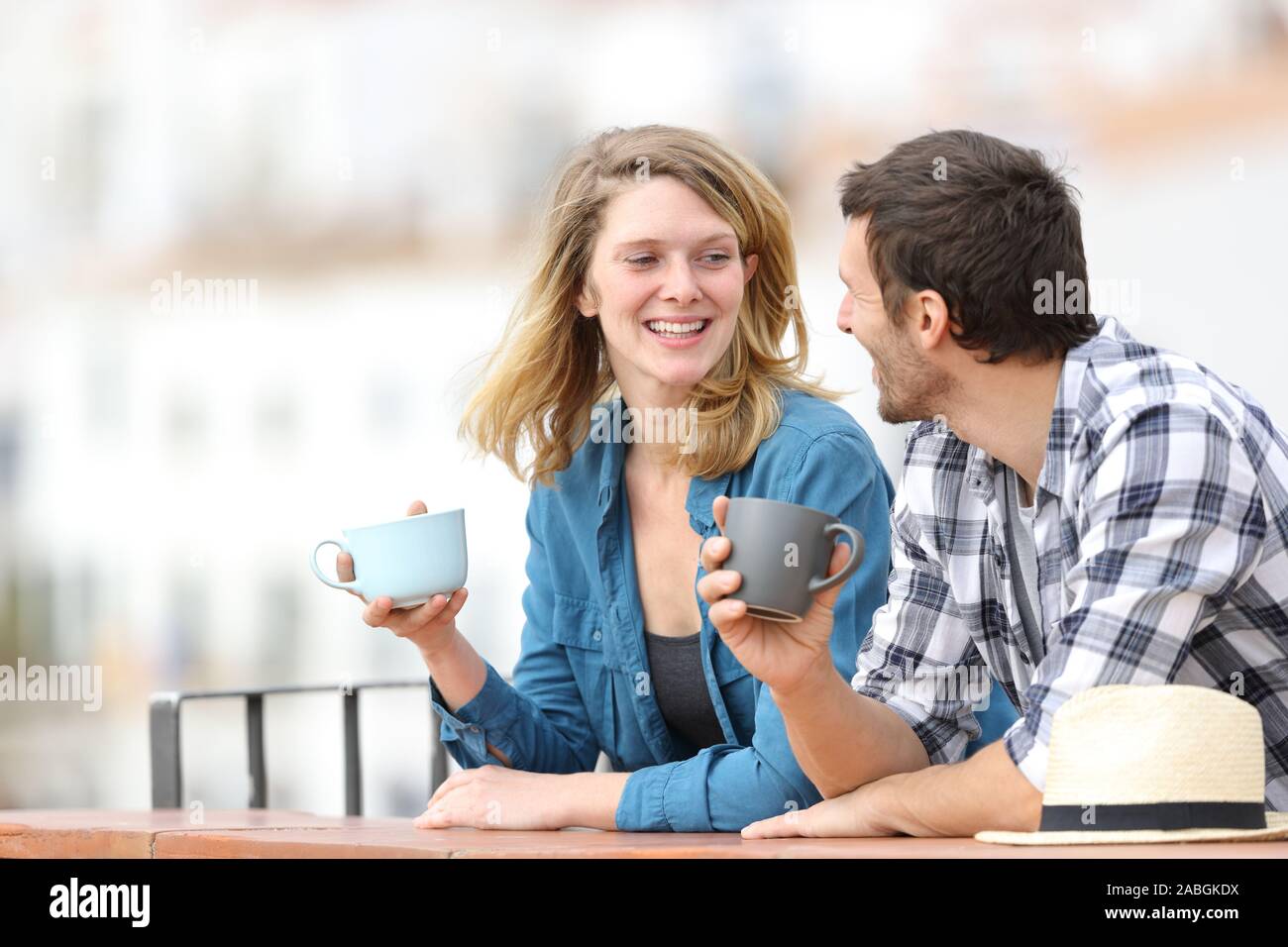 Couple drinking coffee outside talking hi-res stock photography and ...