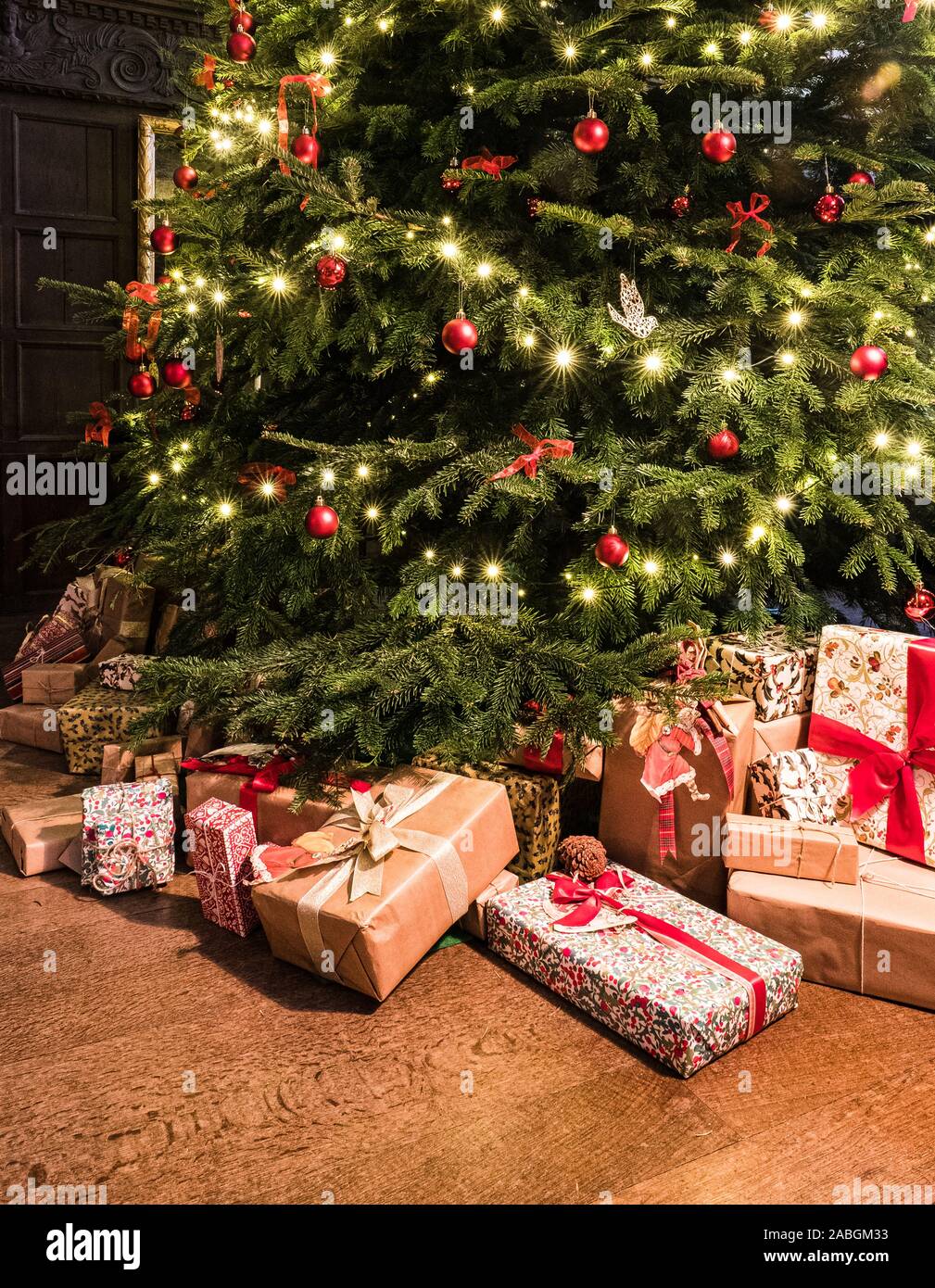 Victorian house xmas decorations hi-res stock photography and images ...