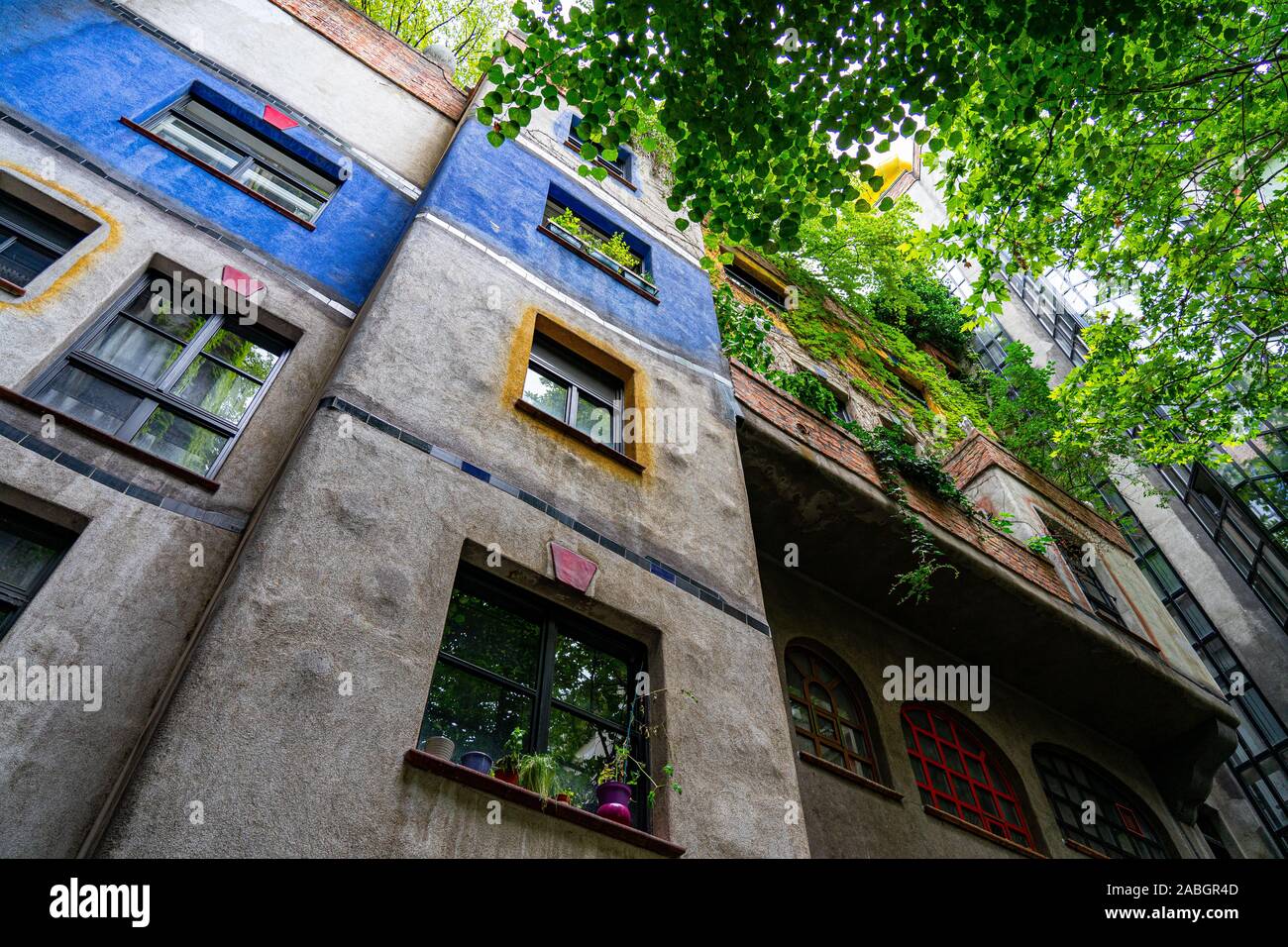 Hundertwasserhaus coloful house in Vienna Wien, Austria Stock Photo - Alamy