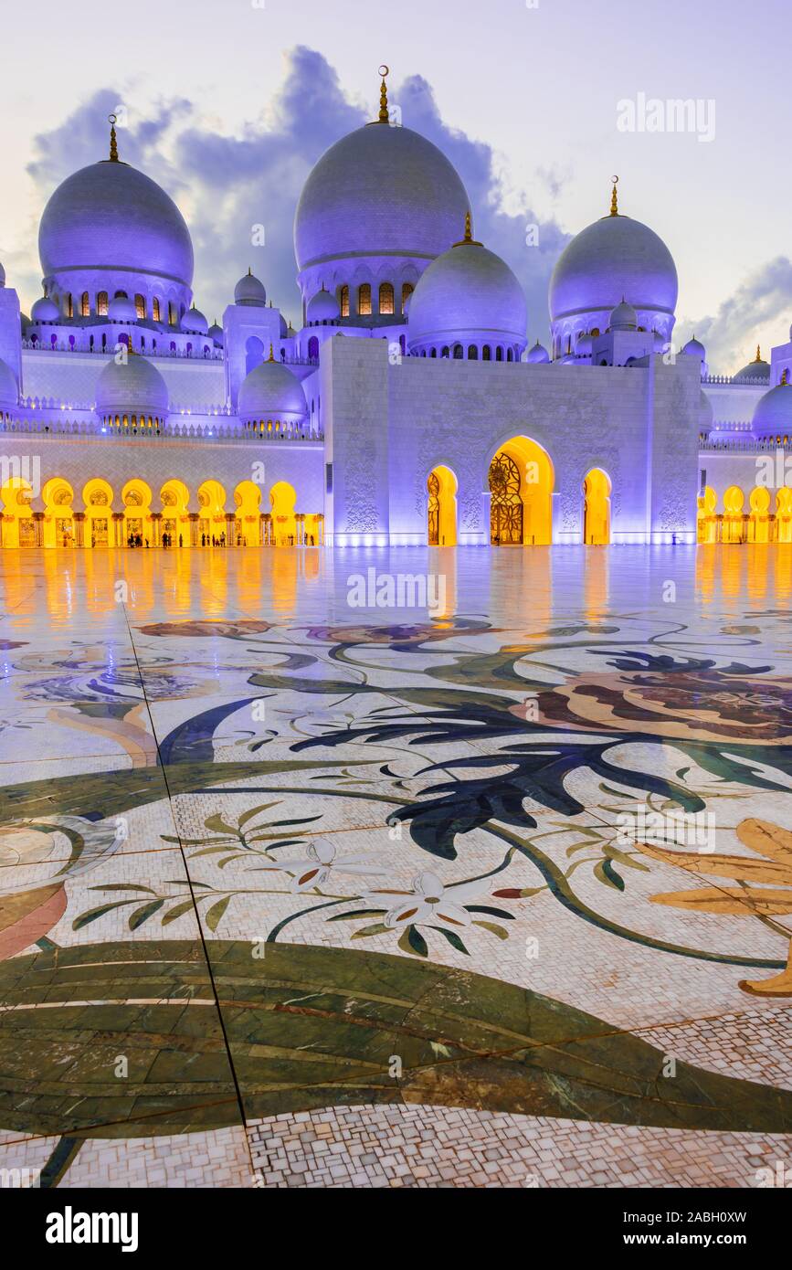 United arab emirates sheikh zayed grand mosque at sunset hi-res stock ...