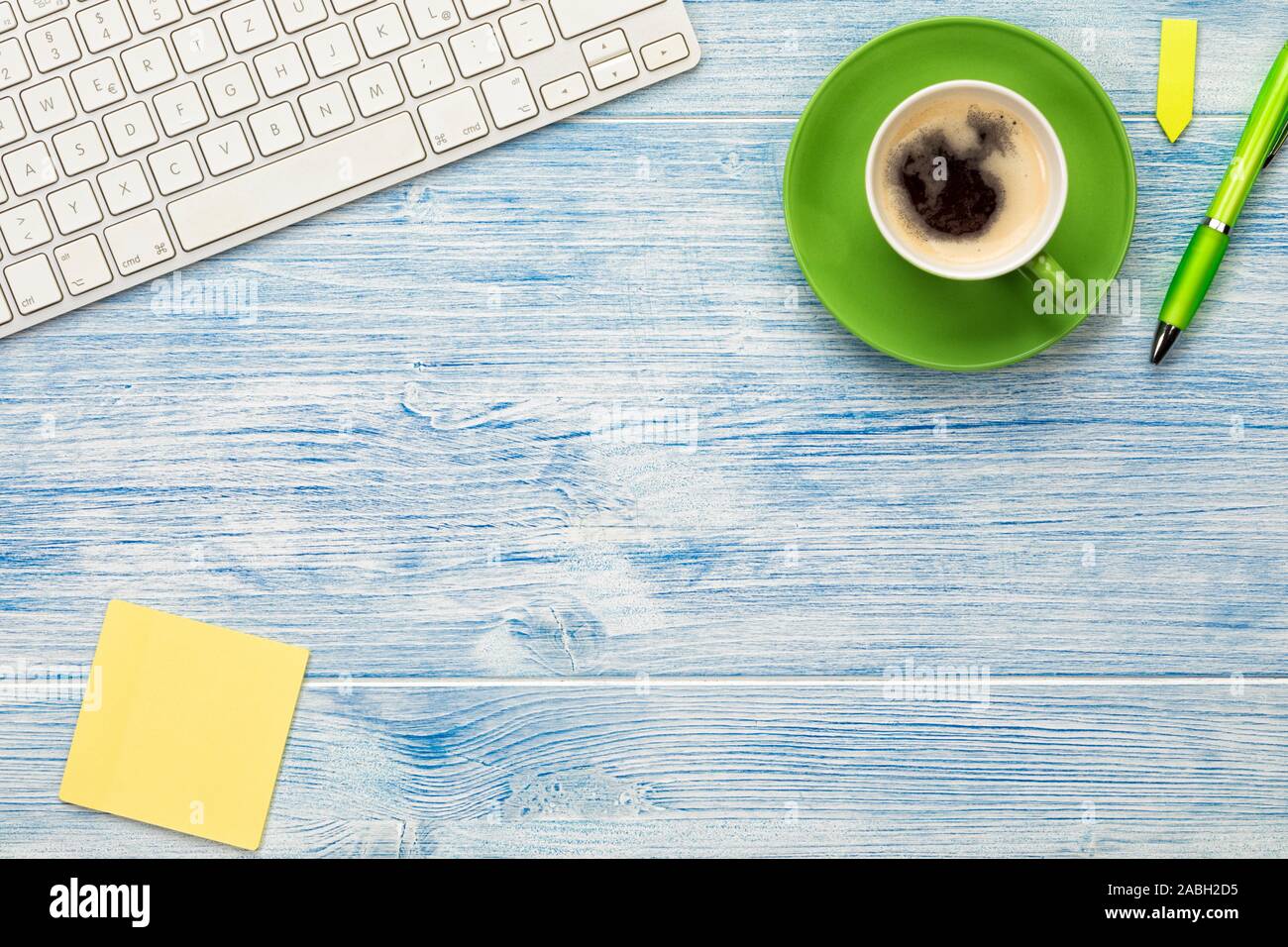 Desktop with coffee cup, computer keyboard and blank stickies flat lay ...
