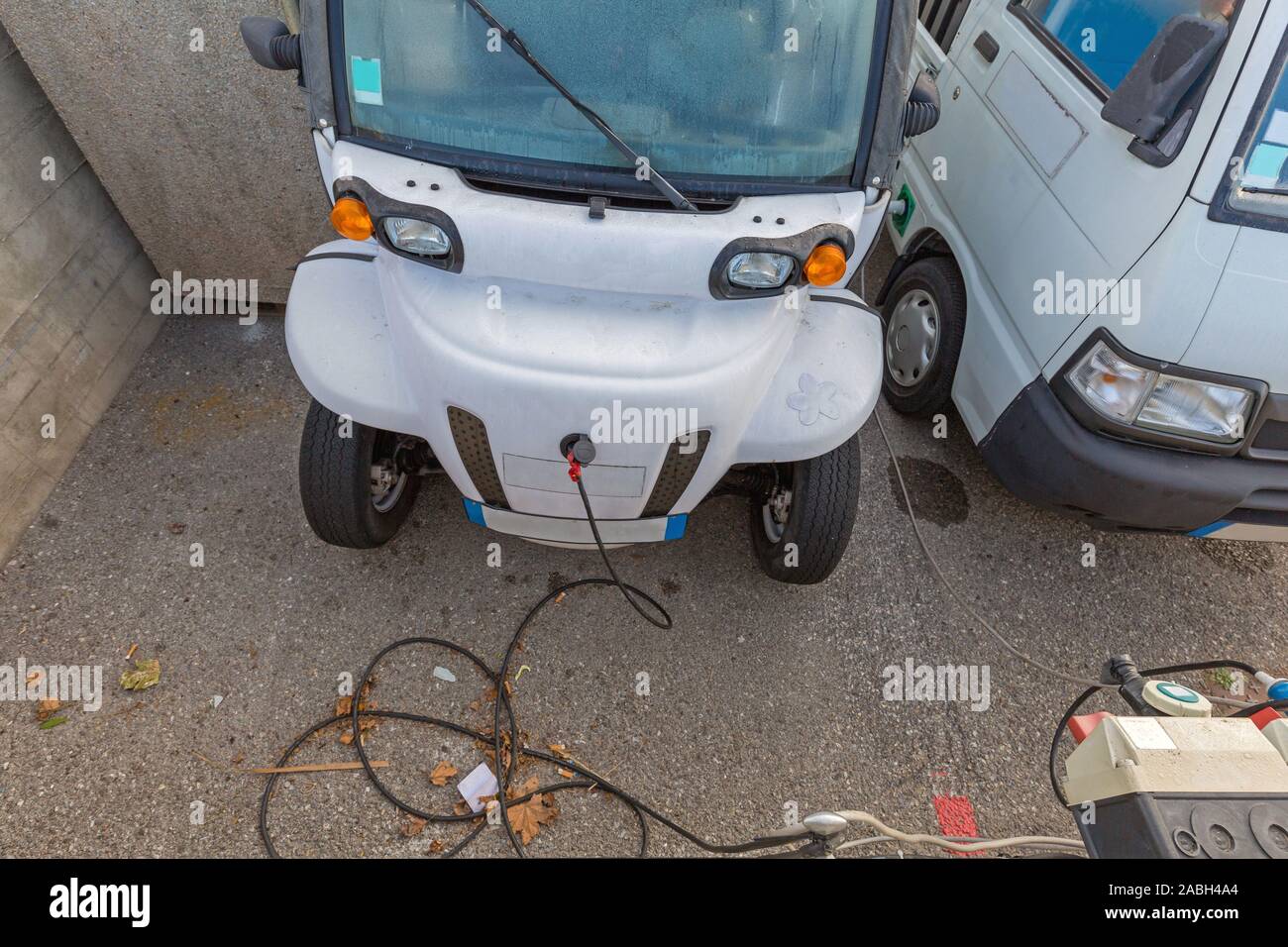 Electric cables from car hi-res stock photography and images - Alamy