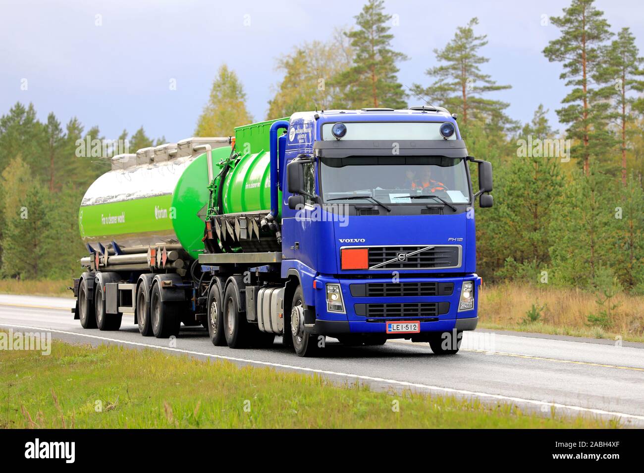 Volvo fh12 hi-res stock photography and images - Alamy