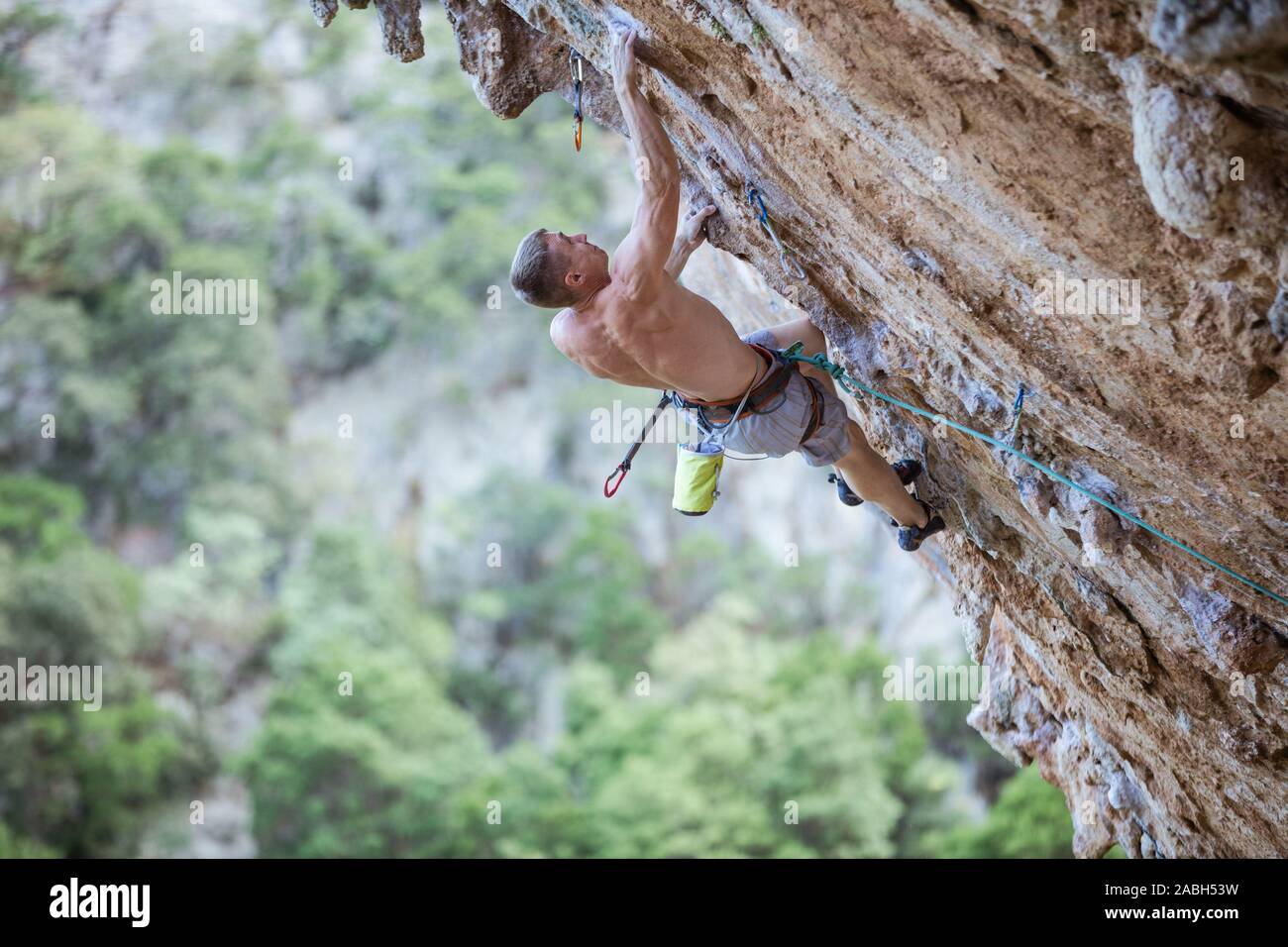 Overhanging cliff hi-res stock photography and images - Alamy