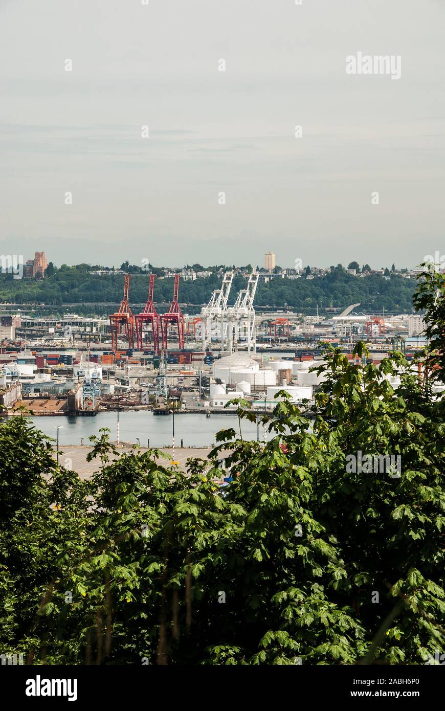 Floating gantry crane hi-res stock photography and images - Alamy