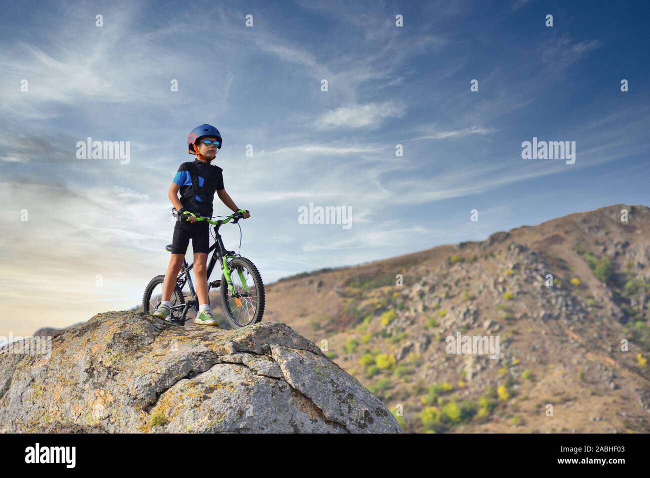 Kid cycle hi-res stock photography and images - Alamy