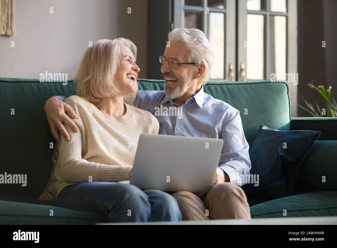Senior couple laughing computer hi-res stock photography and images - Alamy