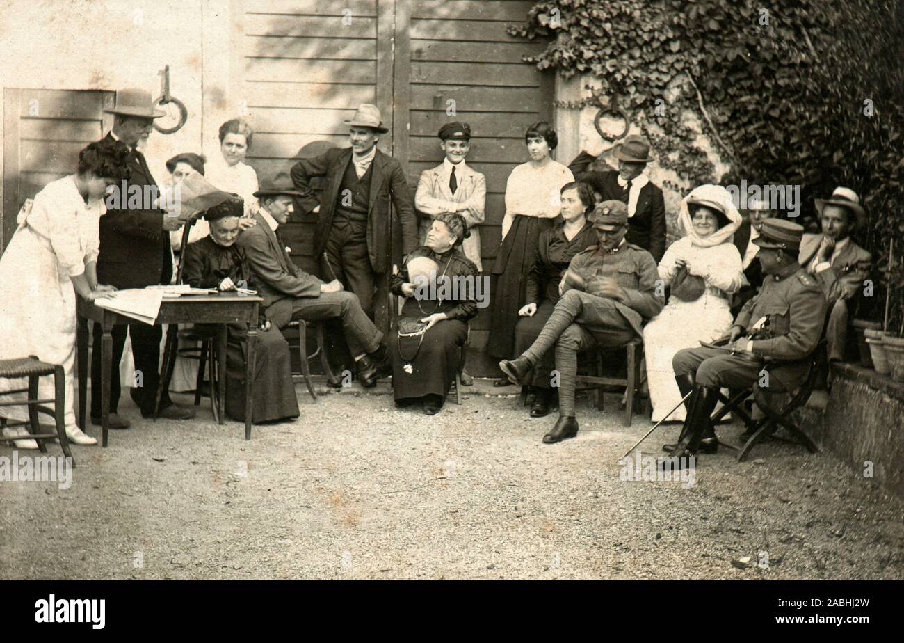 Italian family 1920 hi-res stock photography and images - Alamy