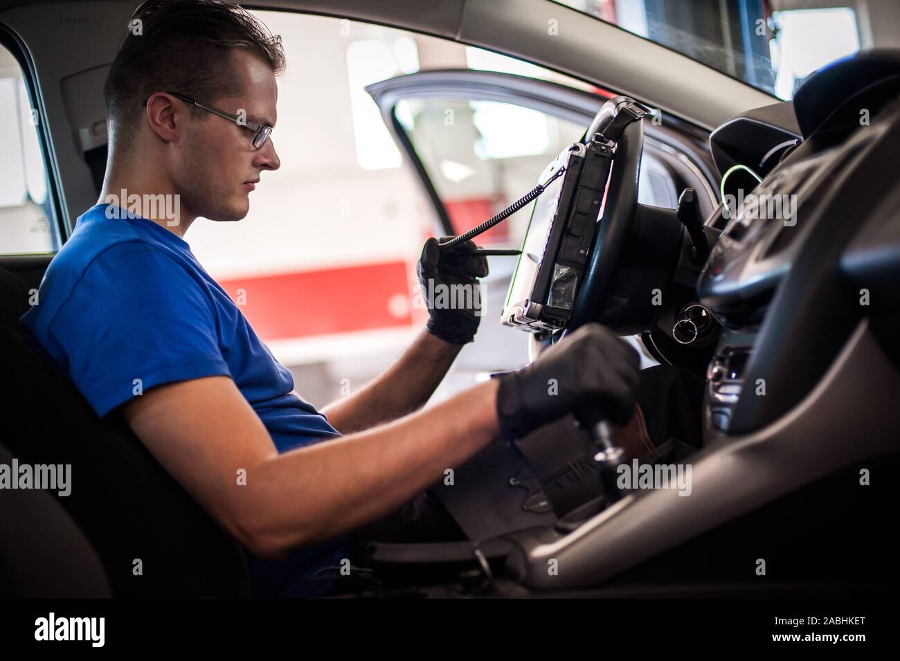 Car mechanic looks hi-res stock photography and images - Alamy