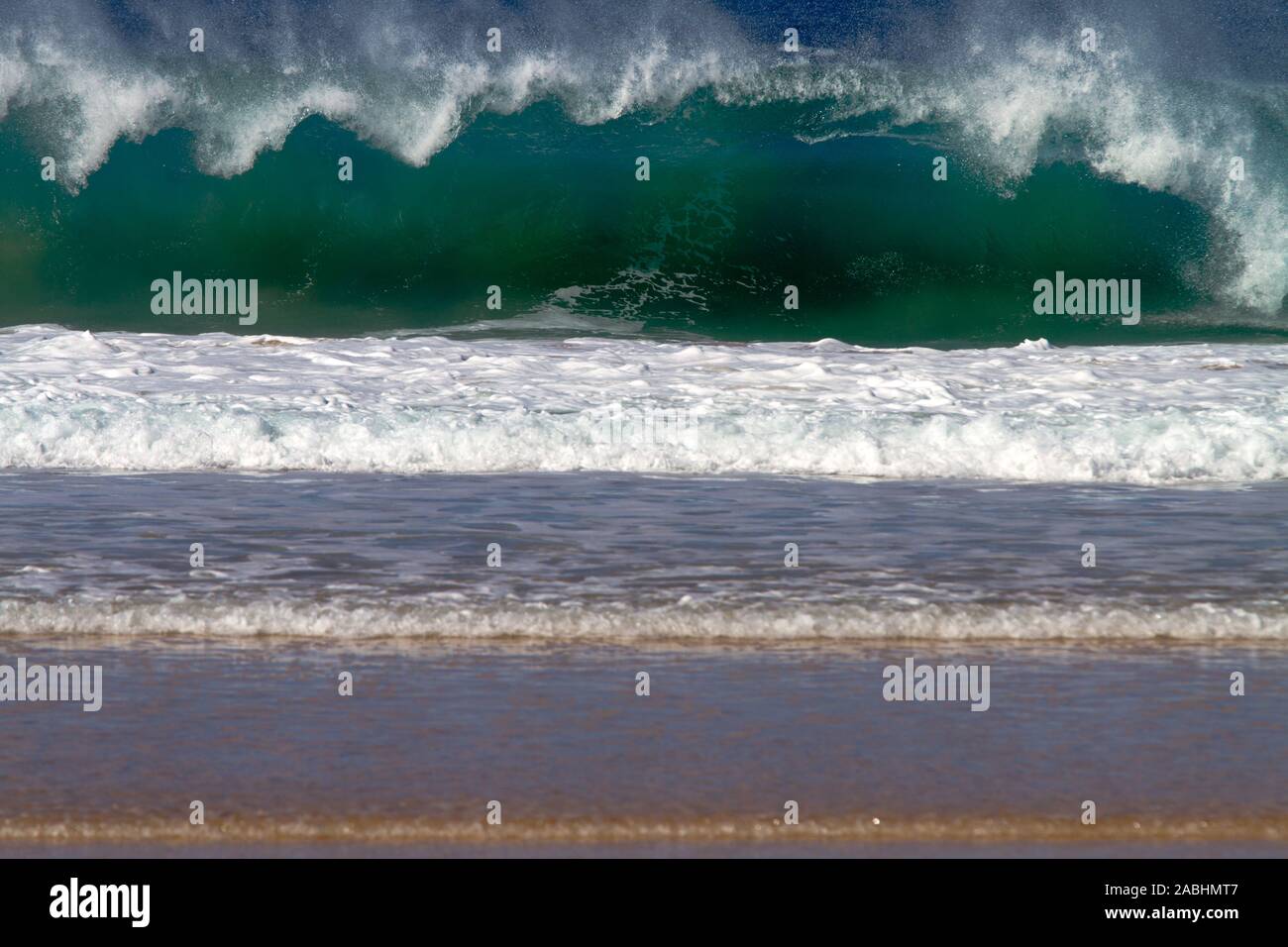 Breaking shore line hi-res stock photography and images - Alamy